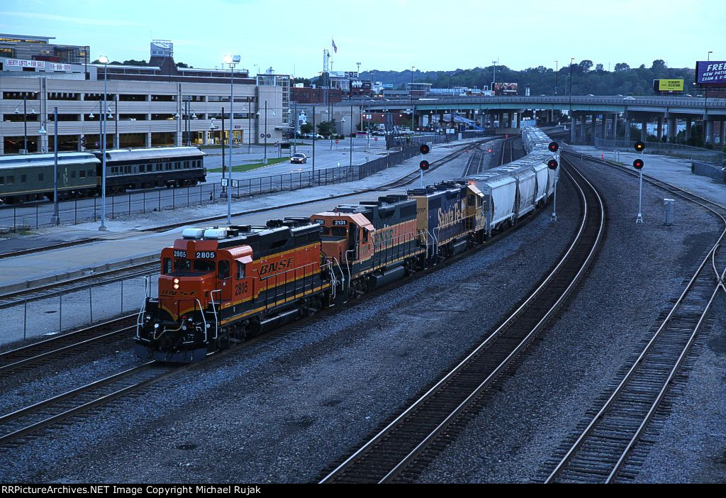 BNSF 2805